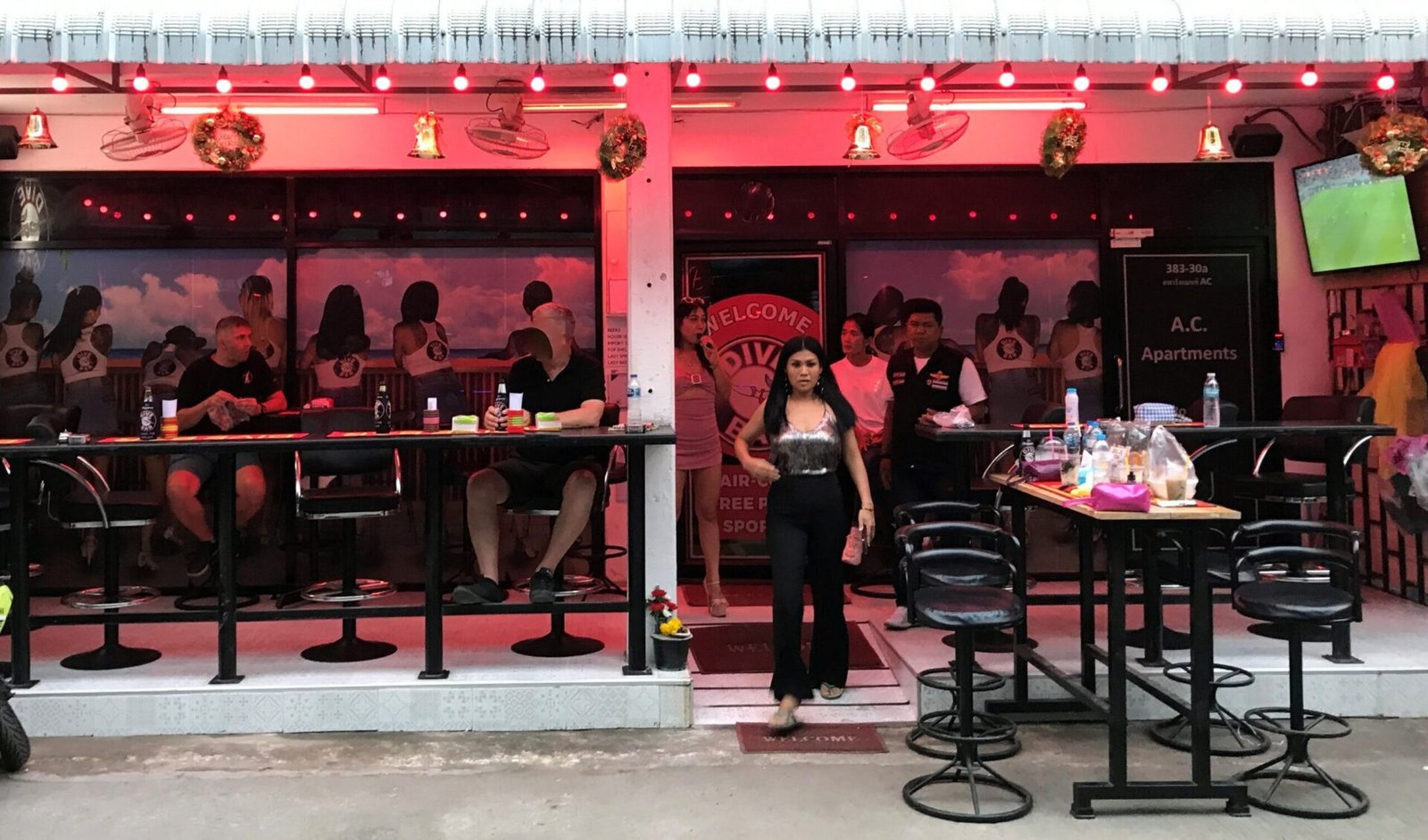 Dive Bar - Buzzin Pattaya